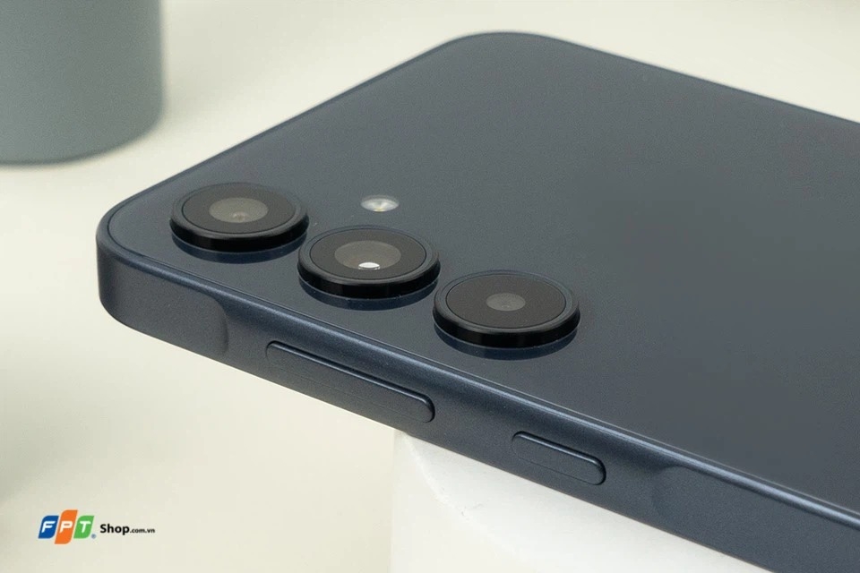 Trên tay Samsung Galaxy A35 5G: Ngoại hình cao cấp, 3 camera 50MP