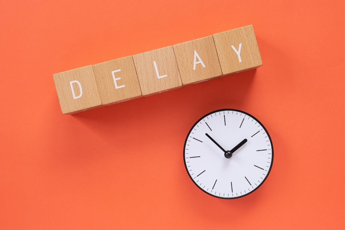 Put off là gì? Cách sử dụng và phân biệt với delay, postpone
