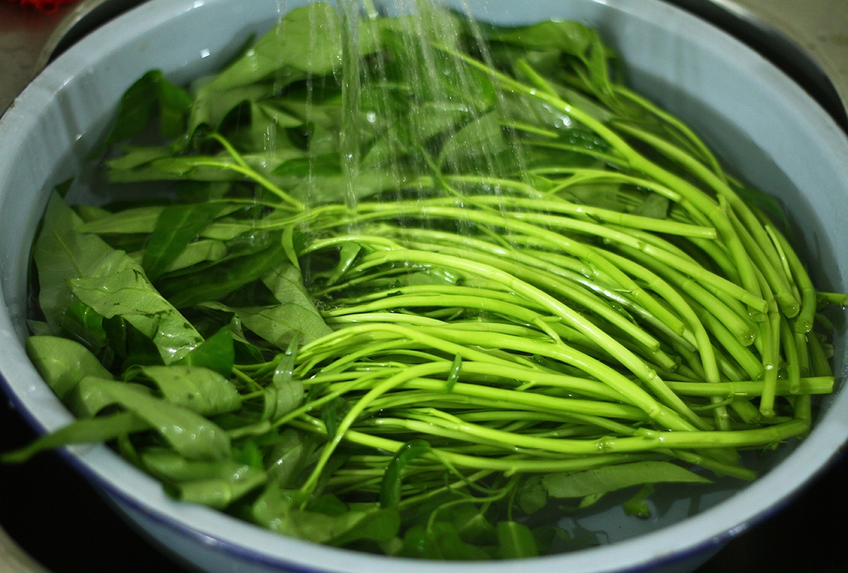 Bí quyết làm rau muống xào tỏi giòn ngon xanh mướt