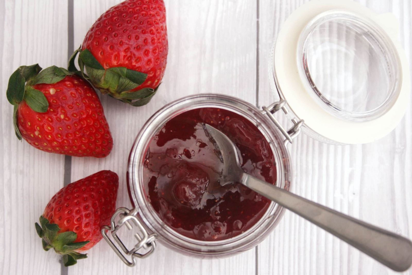 Cách làm mứt dâu tây ăn với bánh mì cho bữa sáng nhanh gọn