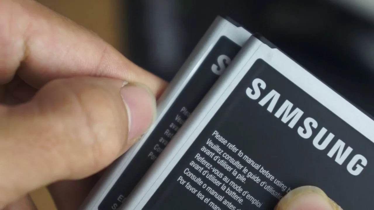 Gợi ý cách thay pin điện thoại Samsung ngay tại nhà đơn giản