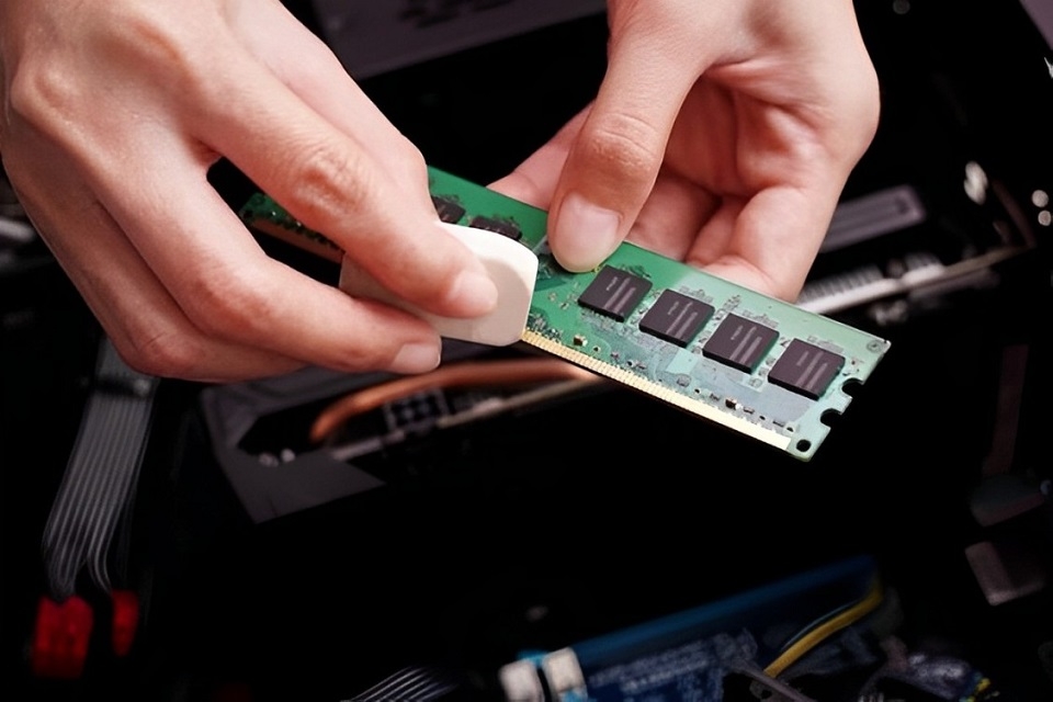 Máy tính đang chạy tự nhiên màn hình đen là do đâu?