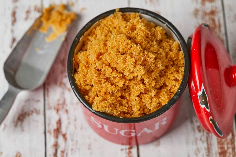 Đường nâu là gì? Làm sao để bảo quản đường nâu không vón cục?