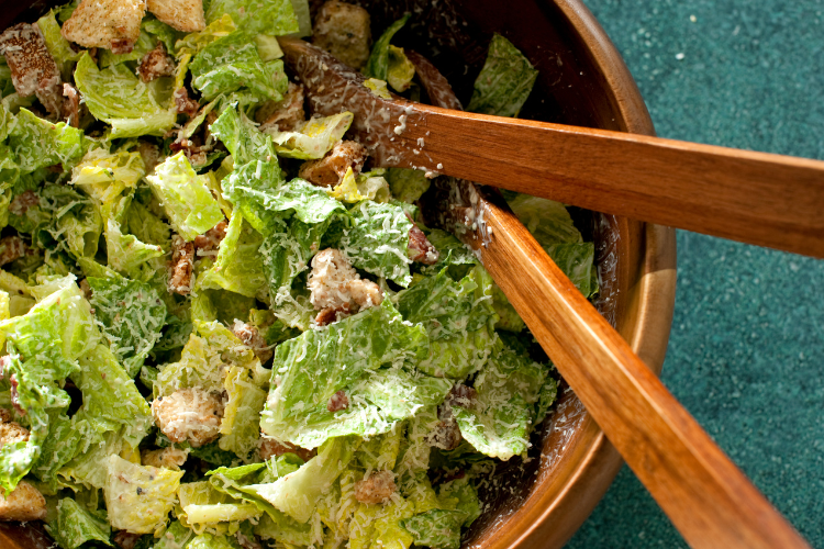 Hướng dẫn cách làm Caesar salad đơn giản cho gia đình tại nhà