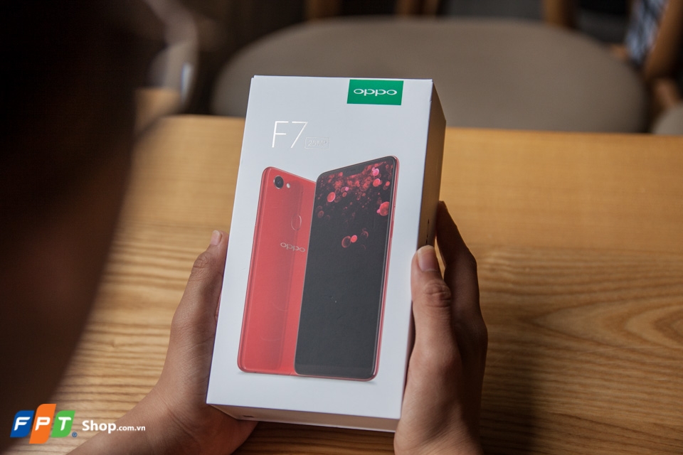Mở hộp OPPO F7 phiên bản Moonlight Silver