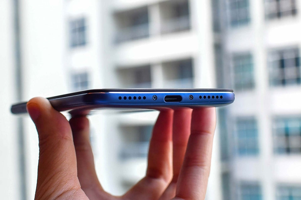 Trên tay Pocophone F1 tại Việt Nam, giá chỉ từ 8 triệu đồng