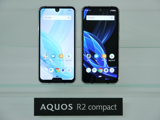 Trên tay Sharp Aquos R2 compact - smartphone 2 tai thỏ