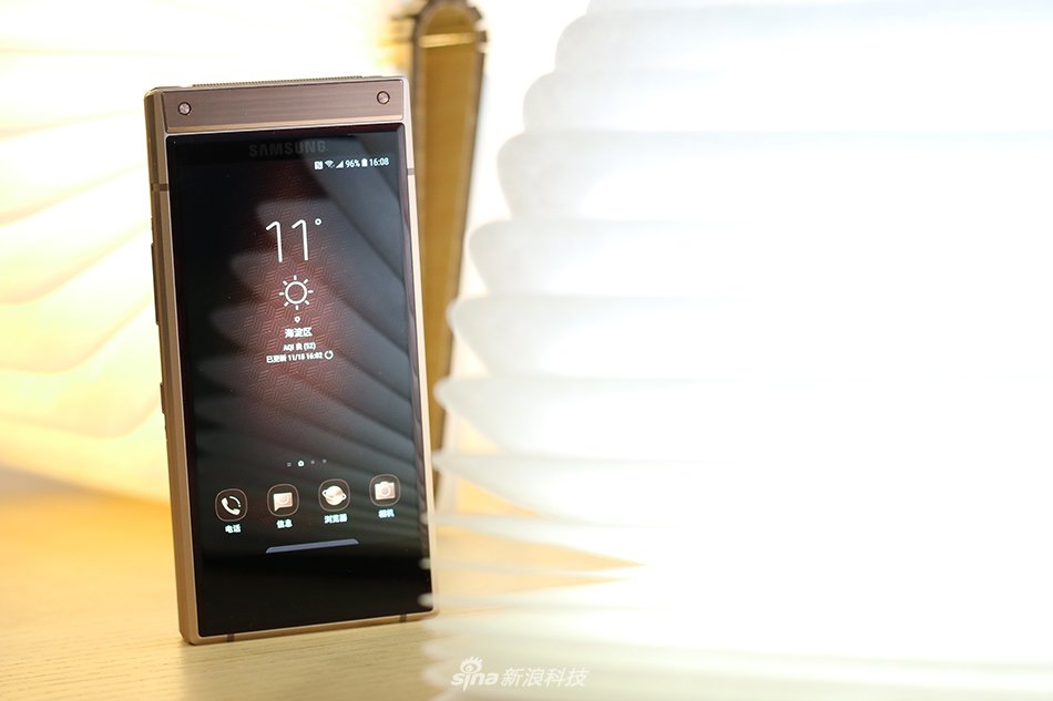 Ngắm Samsung W2019 khoe dáng trong loạt ảnh thực tế