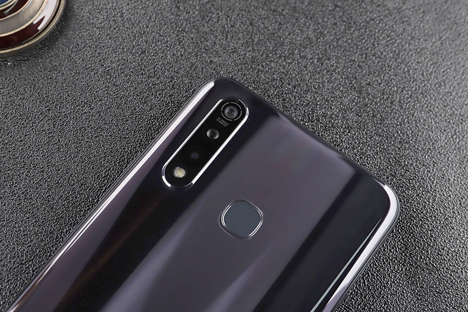 Trên tay Vivo Z5x: 3 camera AI, Snapdragon 710, pin 5000 mAh