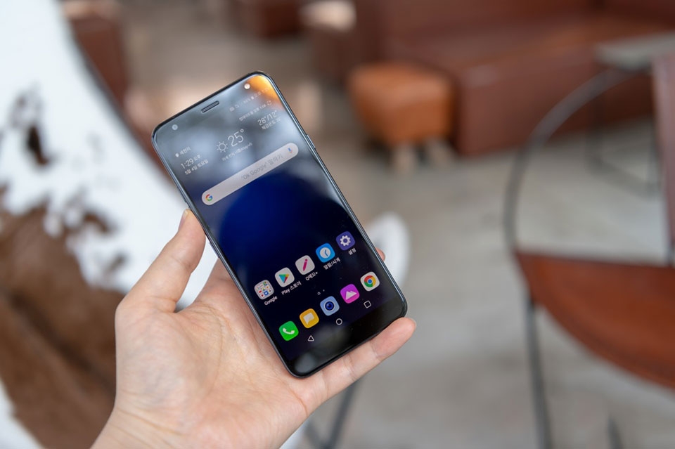 Trên tay LG X4 2019: Smartphone giá rẻ nhất của LG bạn có thể mua