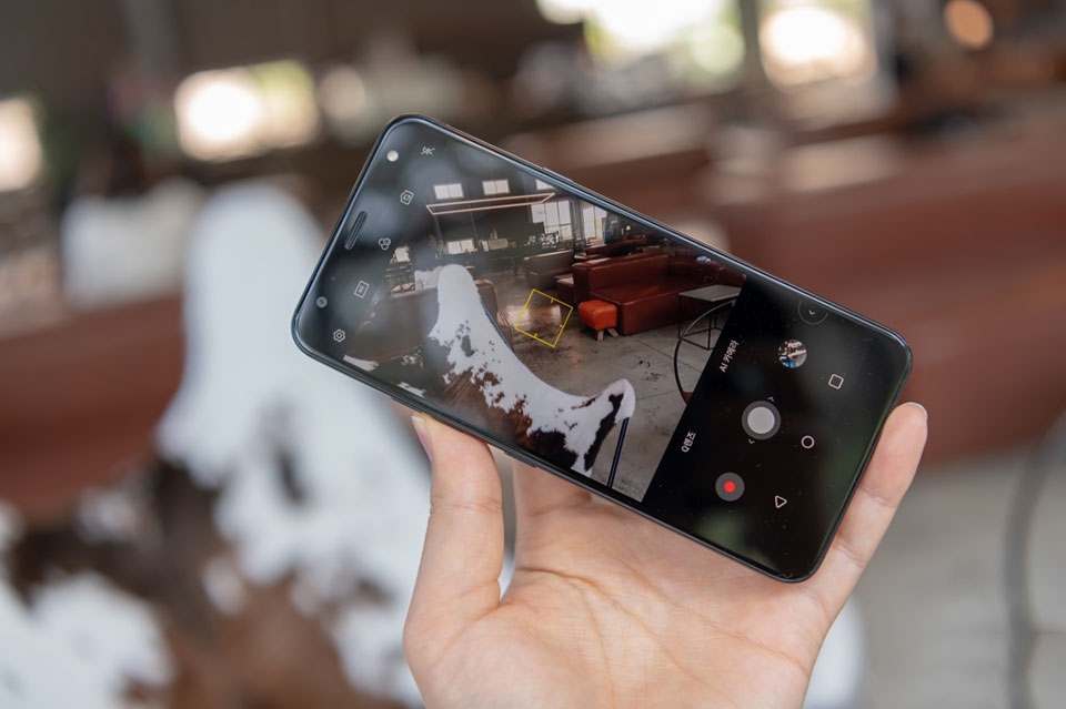 Trên tay LG X4 2019: Smartphone giá rẻ nhất của LG bạn có thể mua