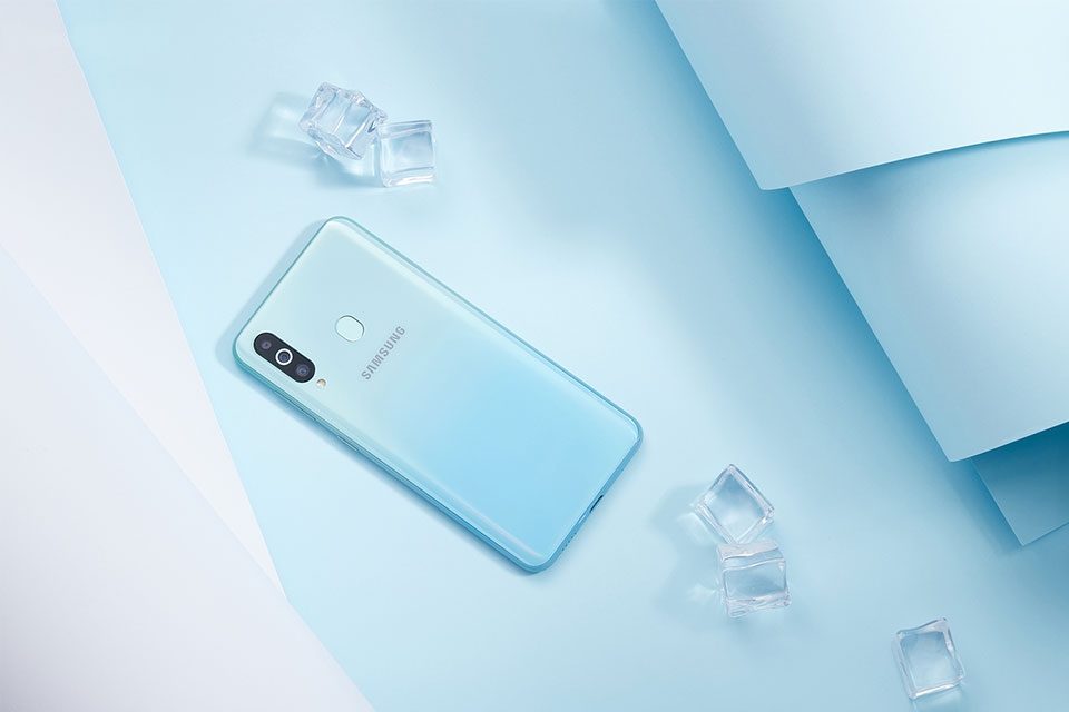 Trên tay Samsung Galaxy A60: Màn đục lỗ, 3 camera và giá 5 triệu