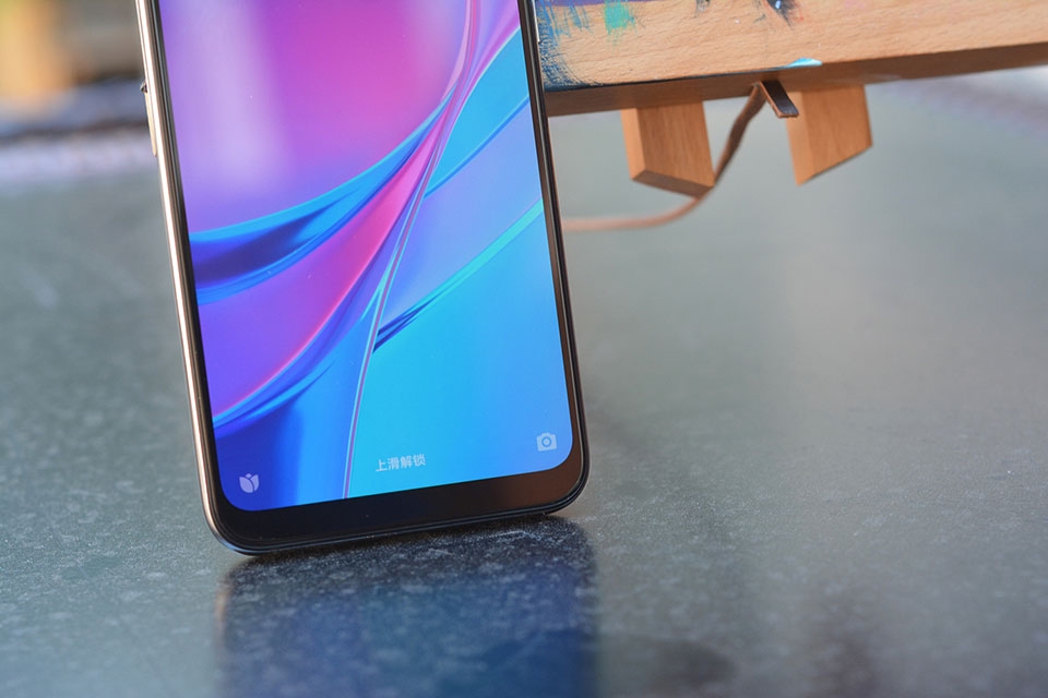 Trên tay Xiaomi Mi CC9e: Màn AMOLED, Snapdragon 665, giá 4 triệu