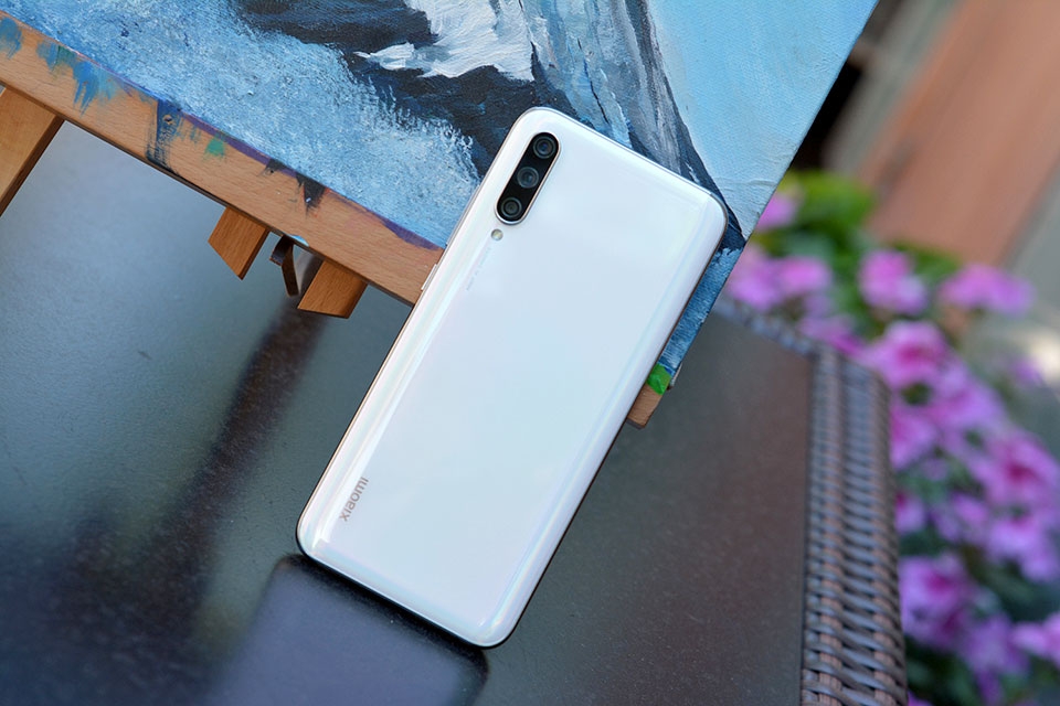 Trên tay Xiaomi Mi CC9e: Màn AMOLED, Snapdragon 665, giá 4 triệu