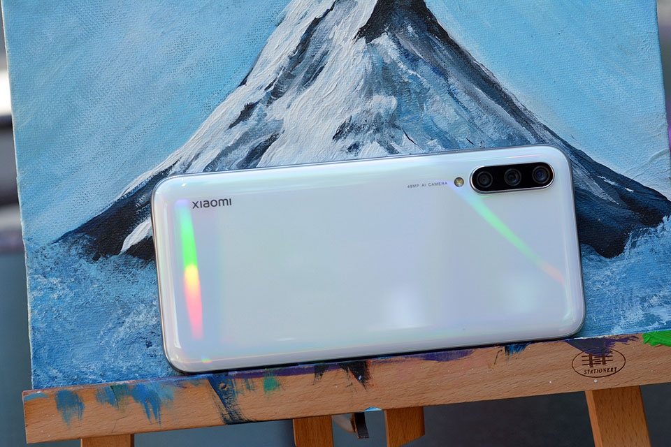 Trên tay Xiaomi Mi CC9e: Màn AMOLED, Snapdragon 665, giá 4 triệu