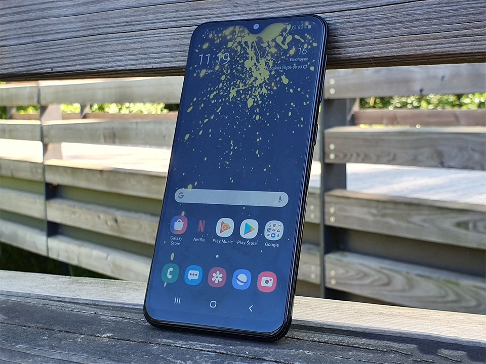 Trên tay Samsung Galaxy A20e: Phiên bản giá "mềm" hơn của A20