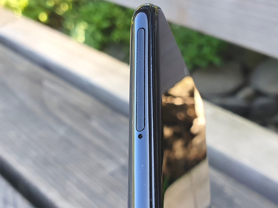 Trên tay Samsung Galaxy A20e: Phiên bản giá "mềm" hơn của A20
