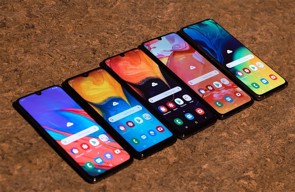 Trên tay Samsung Galaxy A20e: Phiên bản giá "mềm" hơn của A20