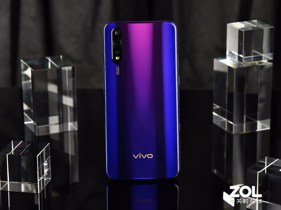 Trên tay Vivo Z5: Màn AMOLED, chip Snapdragon 712, 3 camera sau