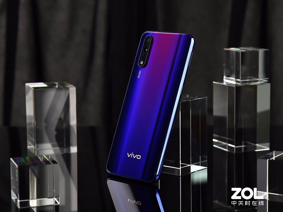Trên tay Vivo Z5: Màn AMOLED, chip Snapdragon 712, 3 camera sau