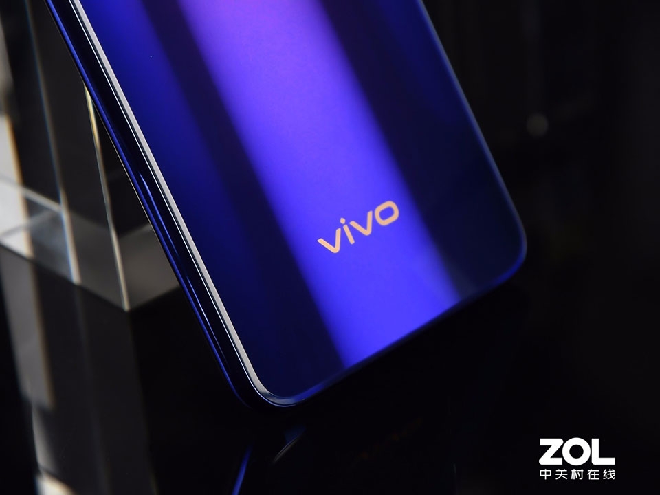 Trên tay Vivo Z5: Màn AMOLED, chip Snapdragon 712, 3 camera sau