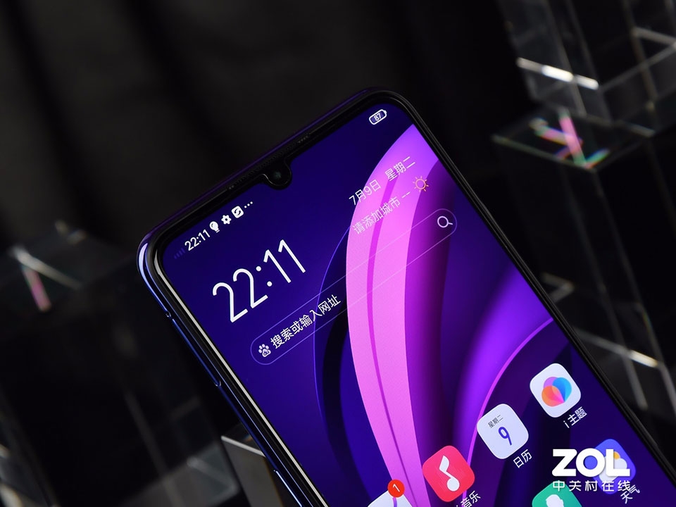 Trên tay Vivo Z5: Màn AMOLED, chip Snapdragon 712, 3 camera sau