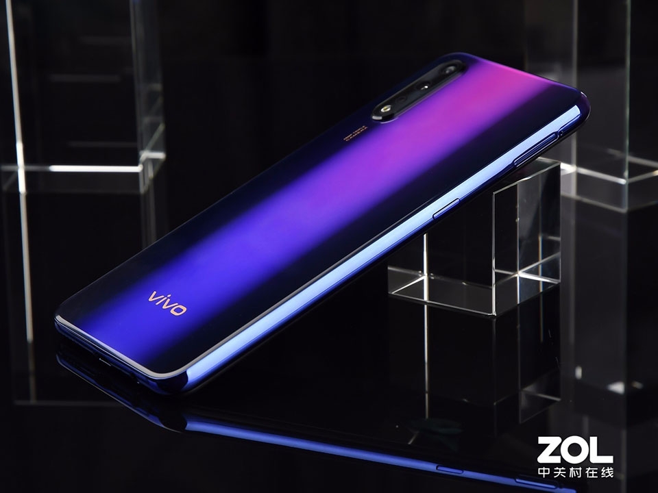 Trên tay Vivo Z5: Màn AMOLED, chip Snapdragon 712, 3 camera sau