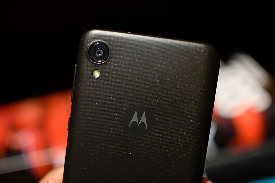 Trên tay Motorola Moto E6 giá rẻ vừa ra mắt