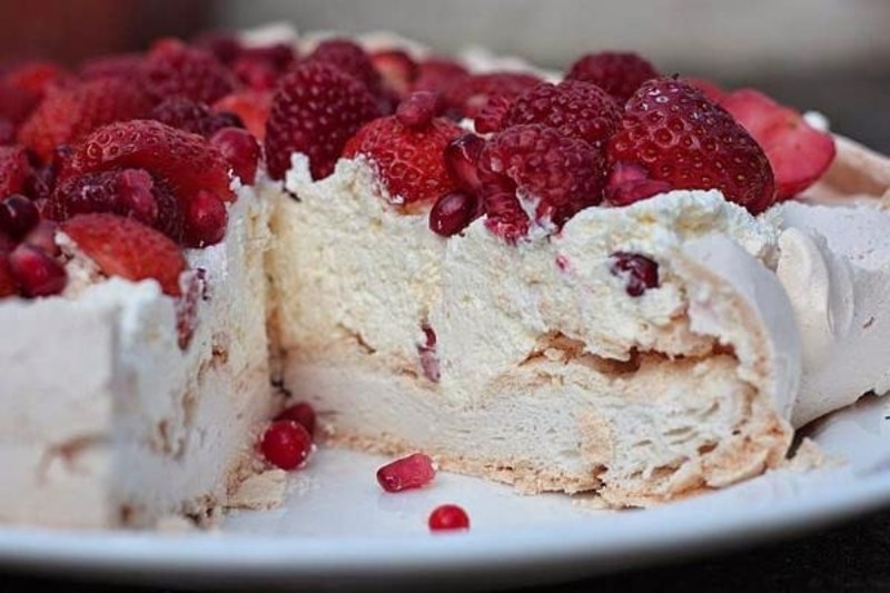 Bánh Pavlova: Cách làm món bánh ngon ngọt không cần bột mì