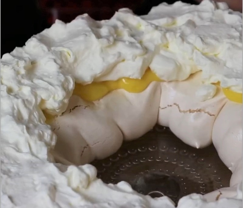 Bánh Pavlova: Cách làm món bánh ngon ngọt không cần bột mì