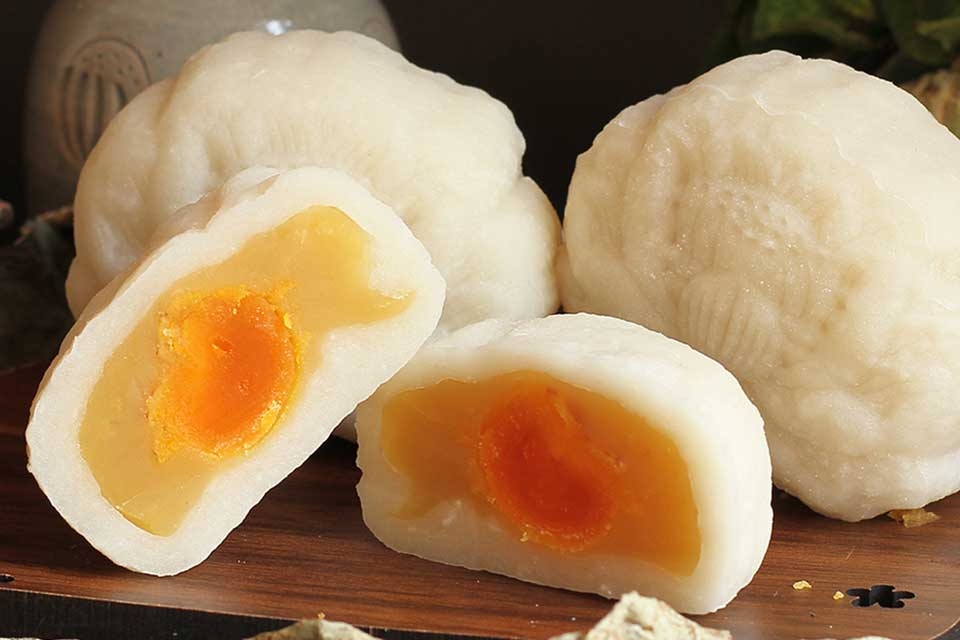 Tự làm bánh dẻo nhân đậu xanh trứng muối chuẩn vị Trung thu