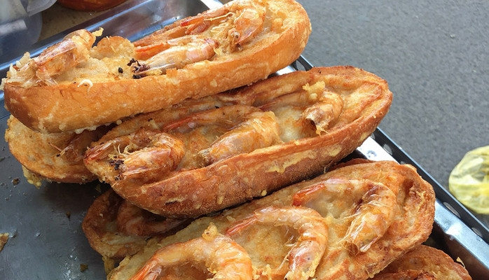 Khám phá bánh mì chiên tôm - đặc sản đường phố Sài Gò