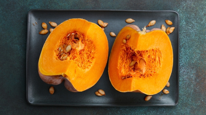 Hướng dẫn cách làm bí đỏ chiên lắc trứng muối giòn ngon hấp dẫn