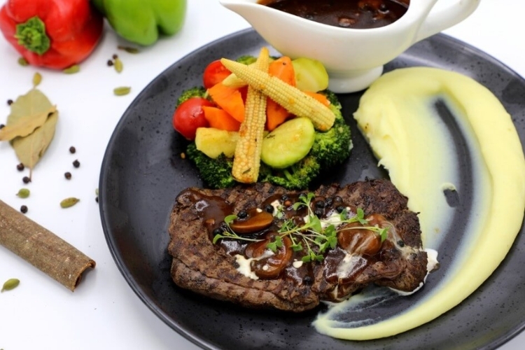 Hướng dẫn cách làm bò bít tết sốt kem tiêu thơm ngon, hấp dẫn