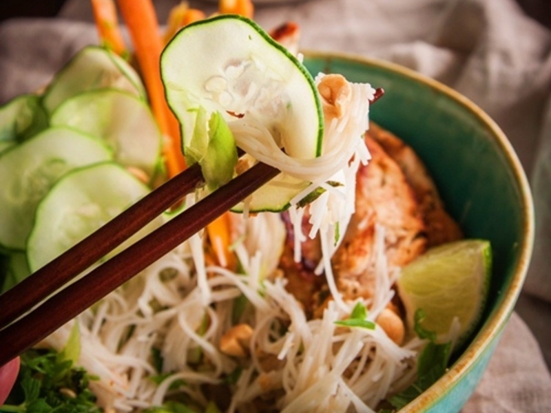 Cách làm bún gà trộn hấp dẫn, bổ sung vào thực đơn cuối tuần