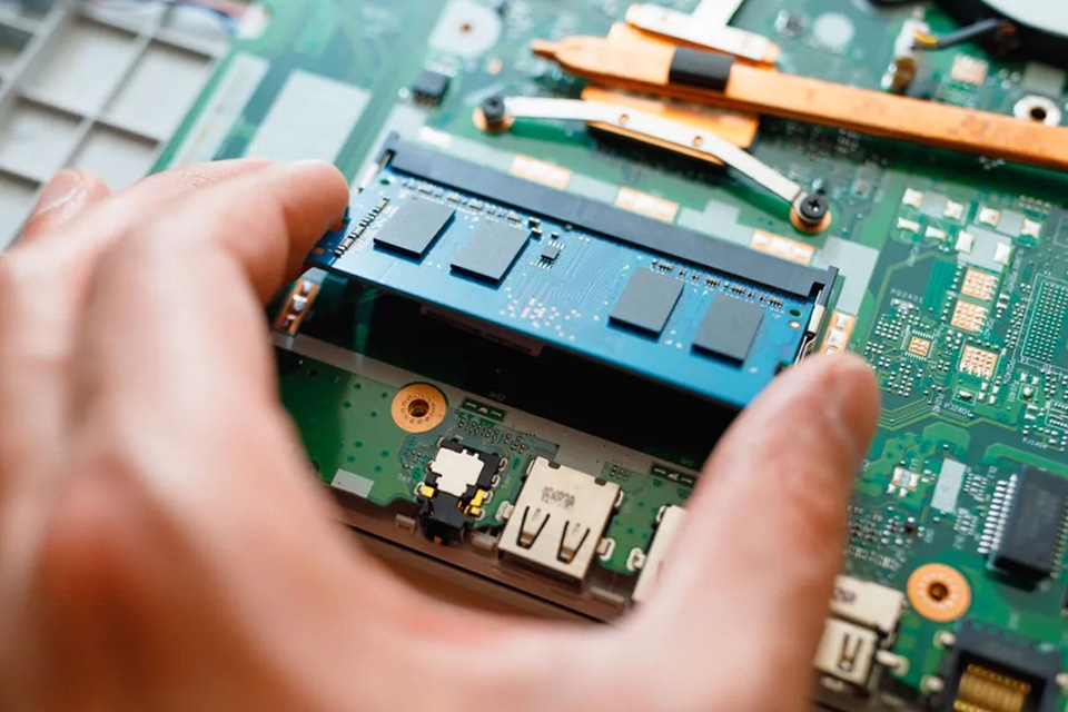 Cách lắp RAM laptop để cải thiện hiệu suất máy tính cho người dùng mới