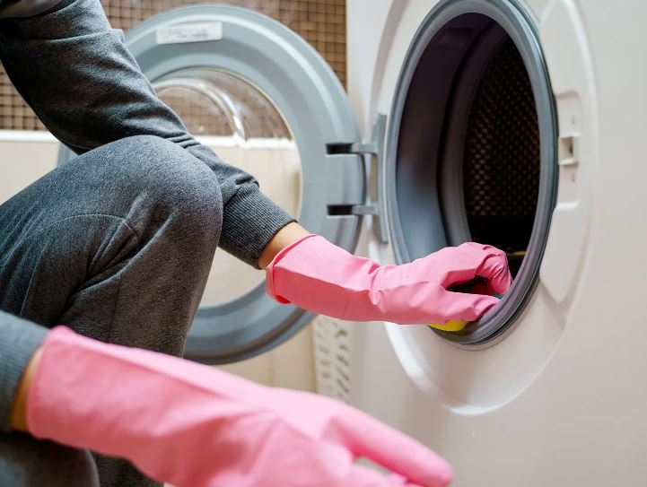 Cách vệ sinh máy giặt bằng Javen đúng chuẩn để không gây hỏng linh kiện ...