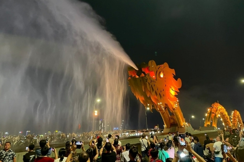 Cầu Rồng phun lửa mấy giờ? Kinh nghiệm ngắm cầu Rồng đẹp