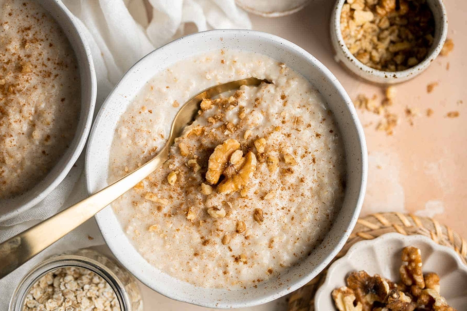 Công thức nấu cháo quả óc chó kết hợp yến mạch giúp bé ăn ngon