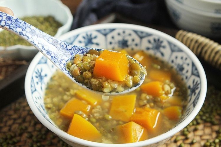 Công thức chè bí đỏ đậu xanh: Bổ dưỡng, thanh nhiệt, giải độc cơ thể