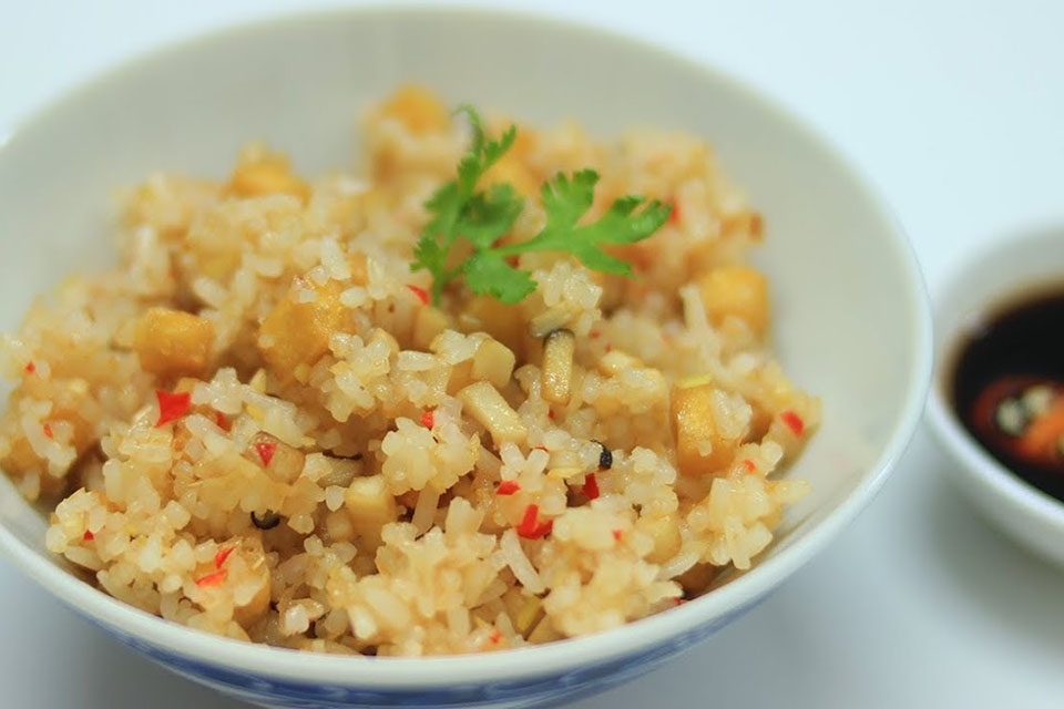 Chia sẻ cách làm cơm chiên sả ớt đơn giản cho sinh viên cuối tháng