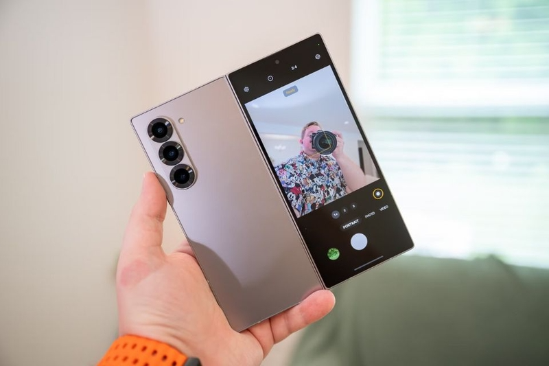 Điện thoại gập camera chụp có đẹp không? Đánh giá thực tế