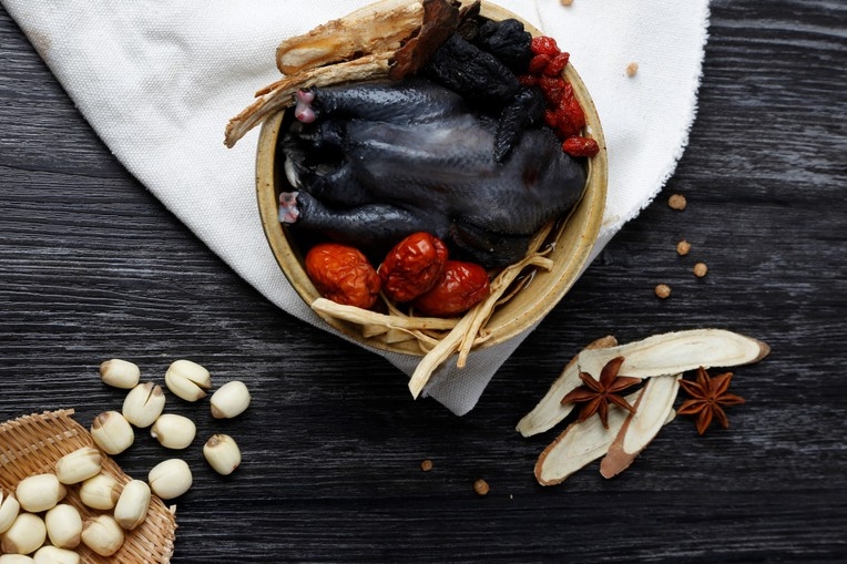 Khám phá công thức làm gà ác hầm hạt sen đơn giản mà giàu dinh dưỡng