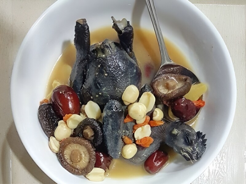 Khám phá công thức làm gà ác hầm hạt sen đơn giản mà giàu dinh dưỡng