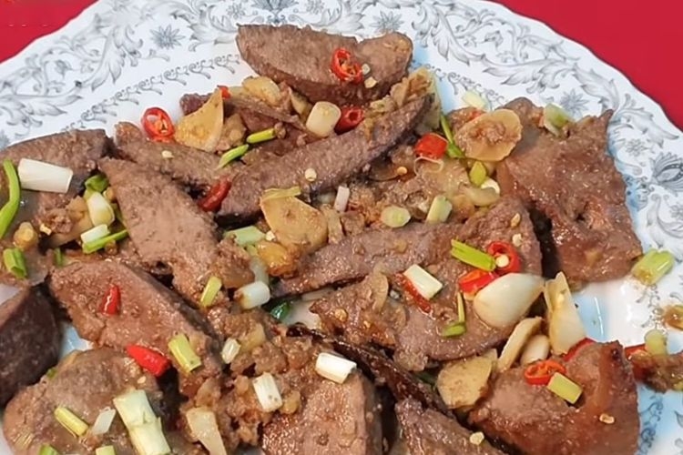 Cách làm gan xào tỏi thơm ngon chuẩn vị không kém ngoài hàng