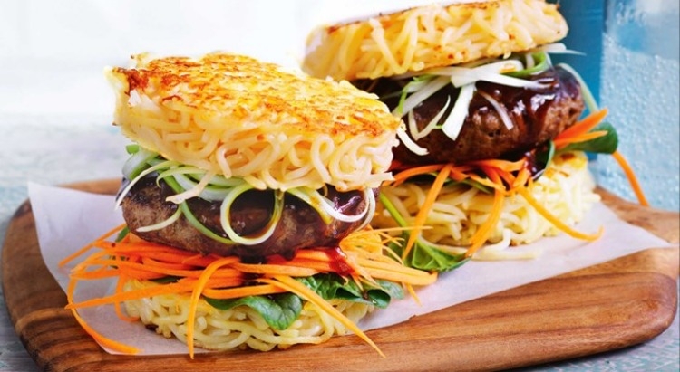 Cách làm hamburger mì tôm đơn giản, thơm ngon, lạ miệng ngay tại nhà