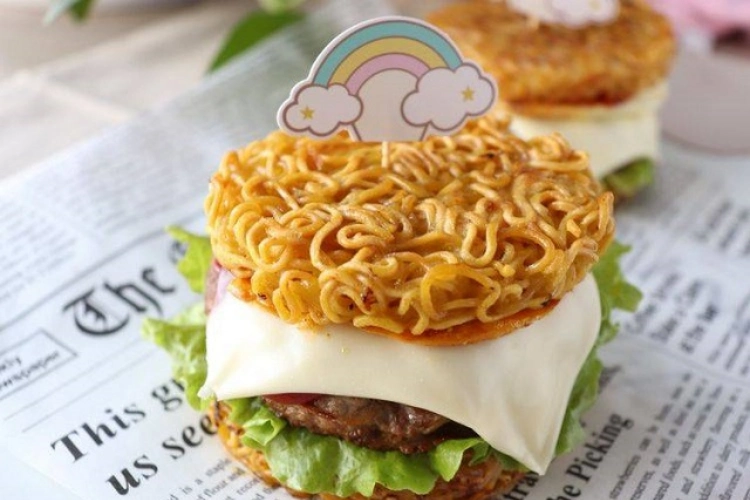 Cách làm hamburger mì tôm đơn giản, thơm ngon, lạ miệng ngay tại nhà