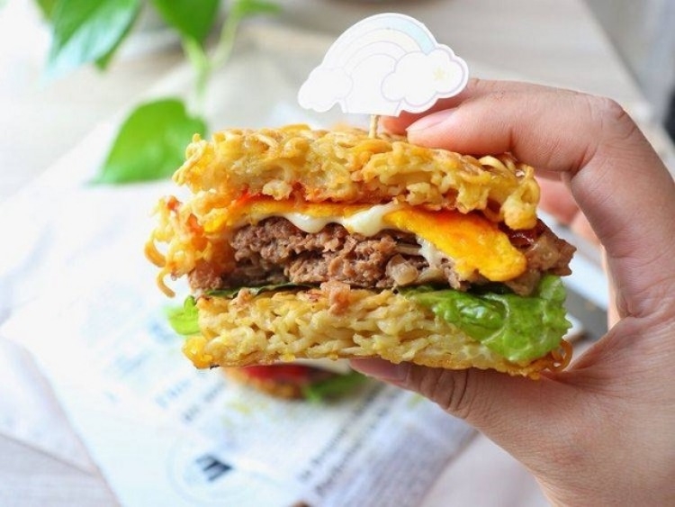 Cách làm hamburger mì tôm đơn giản, thơm ngon, lạ miệng ngay tại nhà