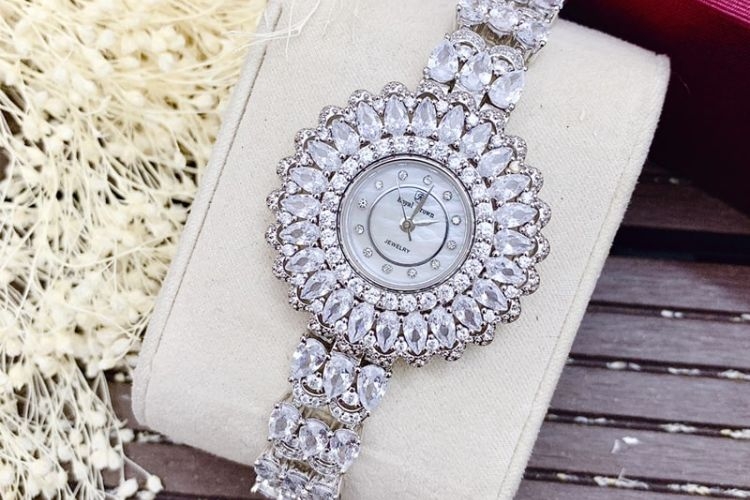 Hãng đồng hồ Royal Crown của nước nào? Đánh giá chất lượng