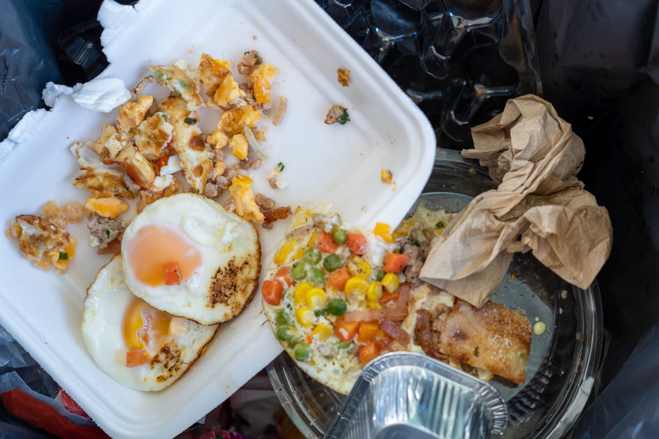 Leftover là gì? Cách phân biệt "leftover" và "left over" mà bạn nên biết